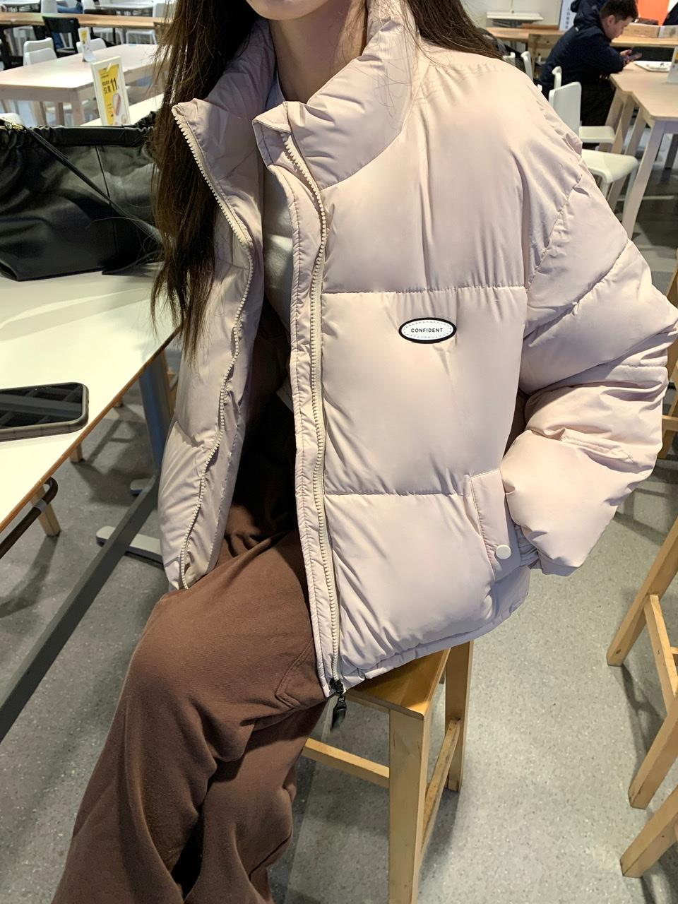 비스켓바스켓 패치포인트 스트링 밑단스트링 데일리 숏패딩 캐주얼숏패딩 숏 크롭 패딩 크롭패딩 크롭숏패딩 캠퍼스룩 캠퍼스코디 Y2k 모던 클래식패딩 모던패딩 아이보리패딩