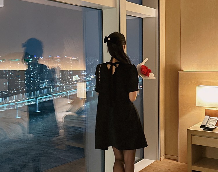 리리앤코 페로브틴 벨벳 리본 핀턱 미니 원피스 겨울 신상 데일리 데이트 하객룩 연말룩 파티룩 연말원피스 파티원피스 벨벳원피스 미니원피스 퍼프 핀턱 리본 뒷리본 넥리본 반팔