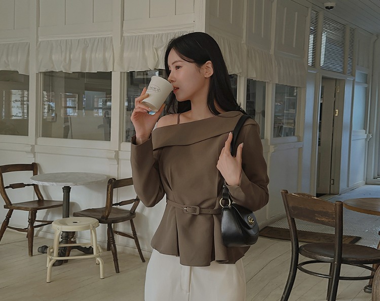 리리앤코 브리브델 언발 오프숄더 벨트 블라우스 가을 겨울 신상 겨울블라우스 유니크 데이트블라우스 핀턱블라우스 하객룩 페미닌