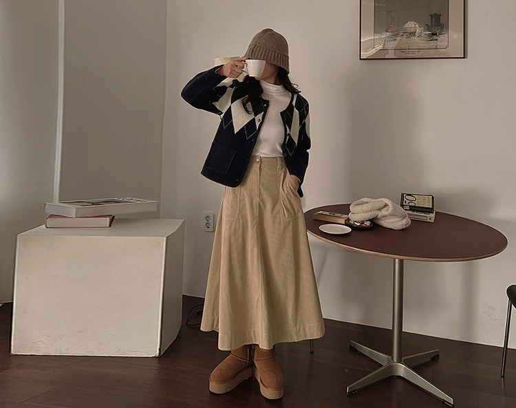 리리앤코 베루키얼 코듀로이 스티치 뒷밴딩 롱 스커트 겨울 신상 겨울스커트 골덴스커트 골덴치마 겨울치마 롱치마 플레어스커트 롱플레어 코듀로이치마 따뜻한 데일리룩 빅포켓 배색