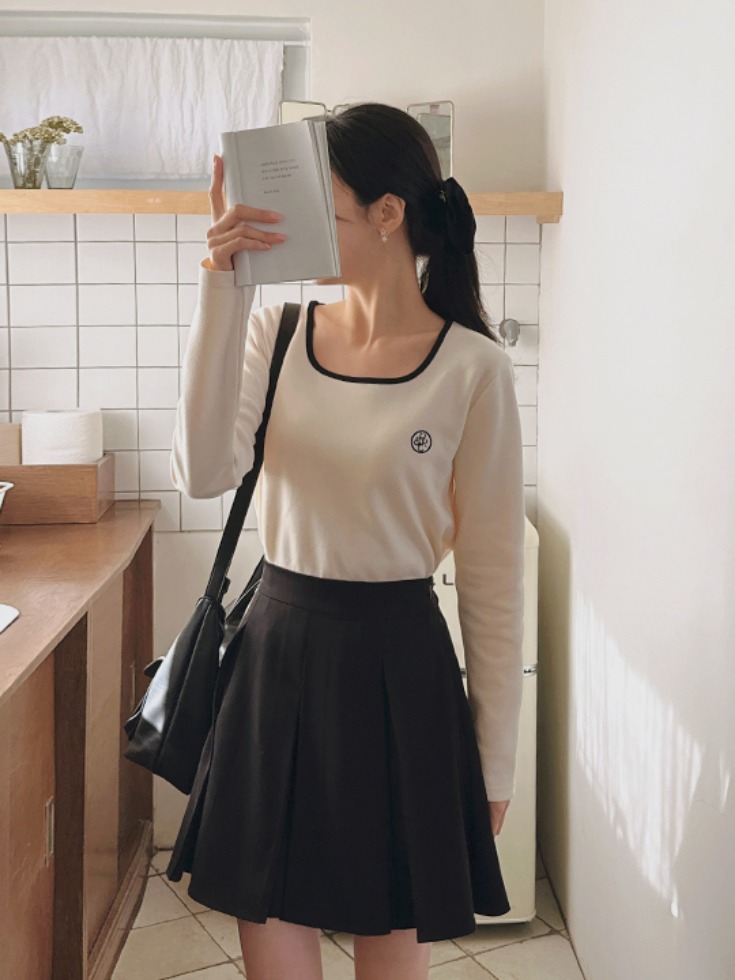 리리앤코 윈디므 배색 자수 로고 스퀘어넥 티셔츠티 신상 룩 데일리룩 여행룩 티셔츠룩 유니크룩 로고티셔츠 캐주얼룩 배색티셔츠 데이트룩 긴팔티셔츠 편안한 긴팔티 긴팔 자수