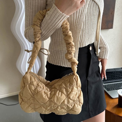 드레시백 칼린다 미니 퀼팅 핸드백 구름 가방 볼륨 스티치 숄더 사각 크로스백 플리츠 셔링 리본 스트랩 직장인 출근룩 코디 손가방 가벼운 데일리백 천가방