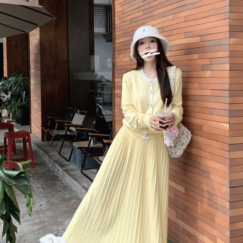 위드포에버 봄신상코디세트 봄 컬러 라이트 앤 아이보리 배색 골드버튼 라운드넥 가디건 플레어 스커트 투피스 셋업 코디 세트 데일리 데이트룩 하객룩 결혼식 상견례 여친