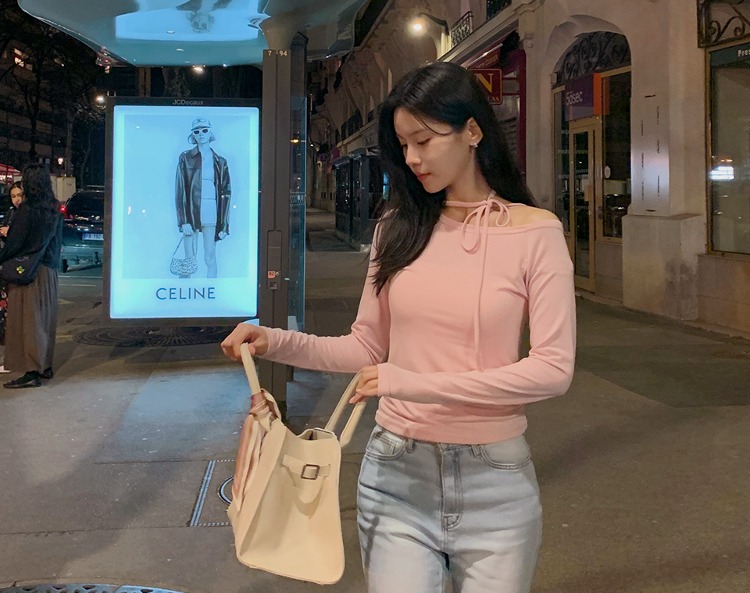 리리앤코 위어브 스판 언발 오프숄더 스트랩 티셔츠 봄 신상 봄코디 여리한 데이트룩 리본 타이넥 페미닌 보트넥 오프숄더 모던 스판티셔츠 부드러운 슬림핏 통통녀 자체제작