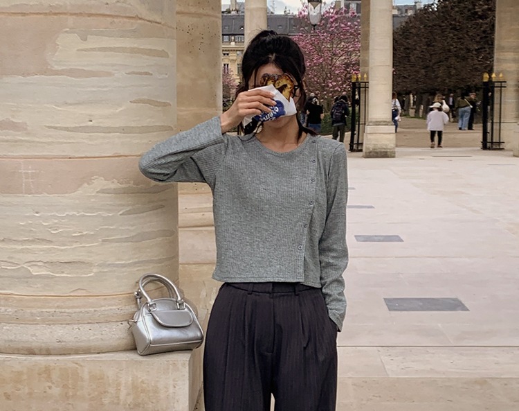 리리앤코 브델틴 골지 버튼 티셔츠 봄 신상 봄코디 봄옷 꽃놀이 데이트룩 데일리룩 편안한 스판 신축성 언발 라운드넥 골지티 긴팔티셔츠 시크한 단작 포인트룩 슬림핏 트임티셔츠