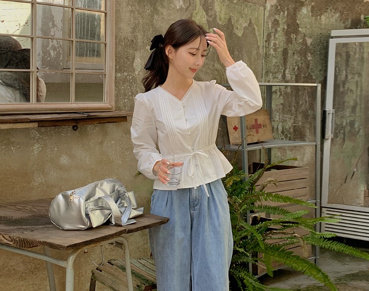 리리앤코 핀샤루첸 코튼 브이넥 스트링 블라우스 자체제작 봄 신상 봄옷 봄블라우스 콩단추 레이스 핀턱 프릴 A라인 루즈핏 핀턱