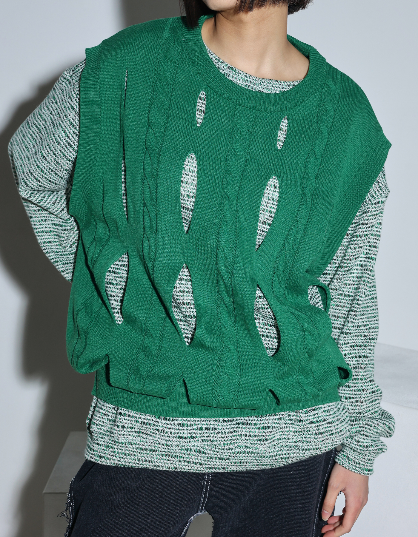 씨엠엔엠스튜디오 Unisex circle slit cable knit vest (4 Color)