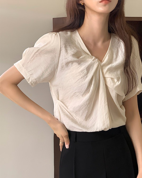 퓨어다 그로브 언발 꼬임 반팔 블라우스 여름간절기반팔퍼프소매꽈배기꼬임트위스트블라우스오피스룩출근룩하객룩데이트