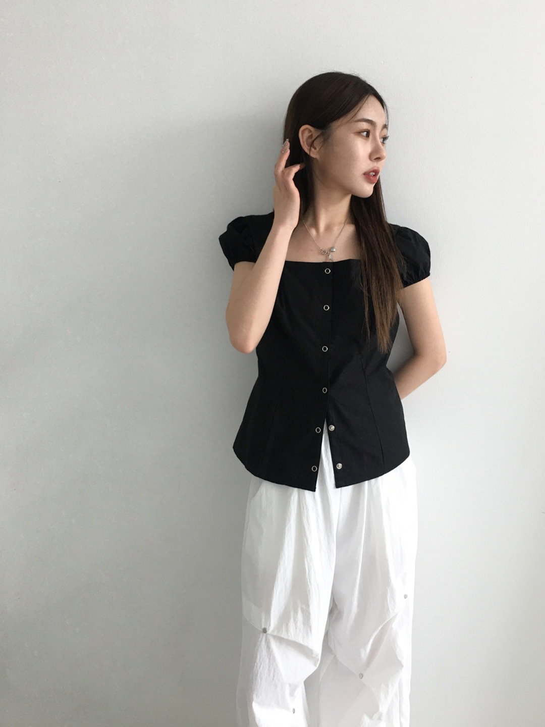 노비야카 [주문폭주] Fave square blouse (Ivory, black)