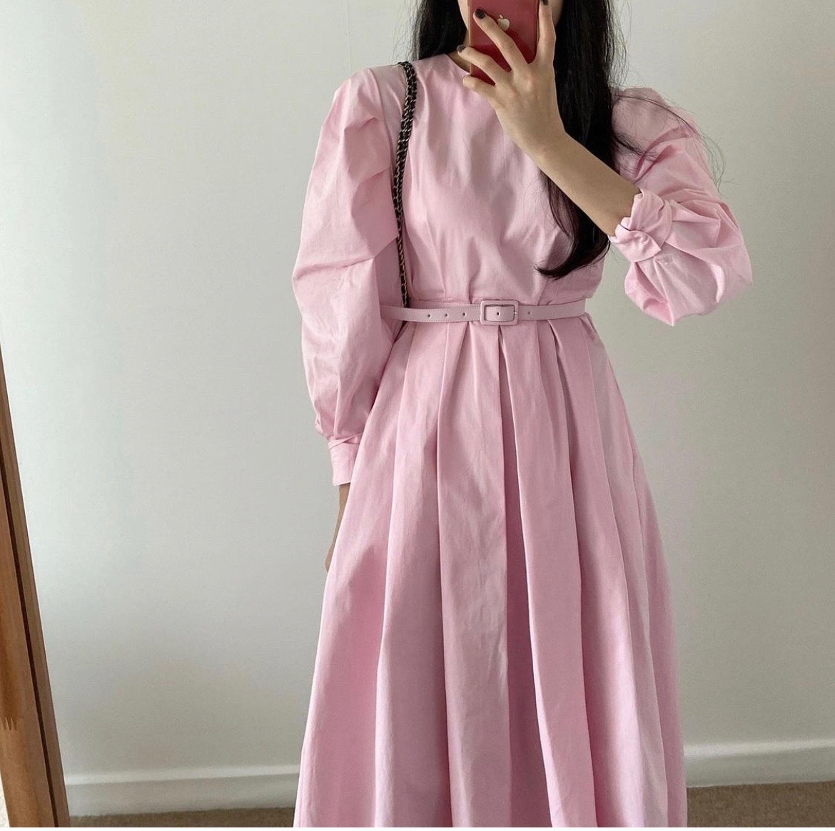 헤이로그 라운드넥 분홍 핑크 퍼프슬리브 어깨 퍼프 롤업 긴팔 긴소매 벨트 핀턱 A라인 가을 간절기 겨울 레이어드룩 레이어드원피스 가을오피스룩 가을하객룩 가을데이트룩 러블리