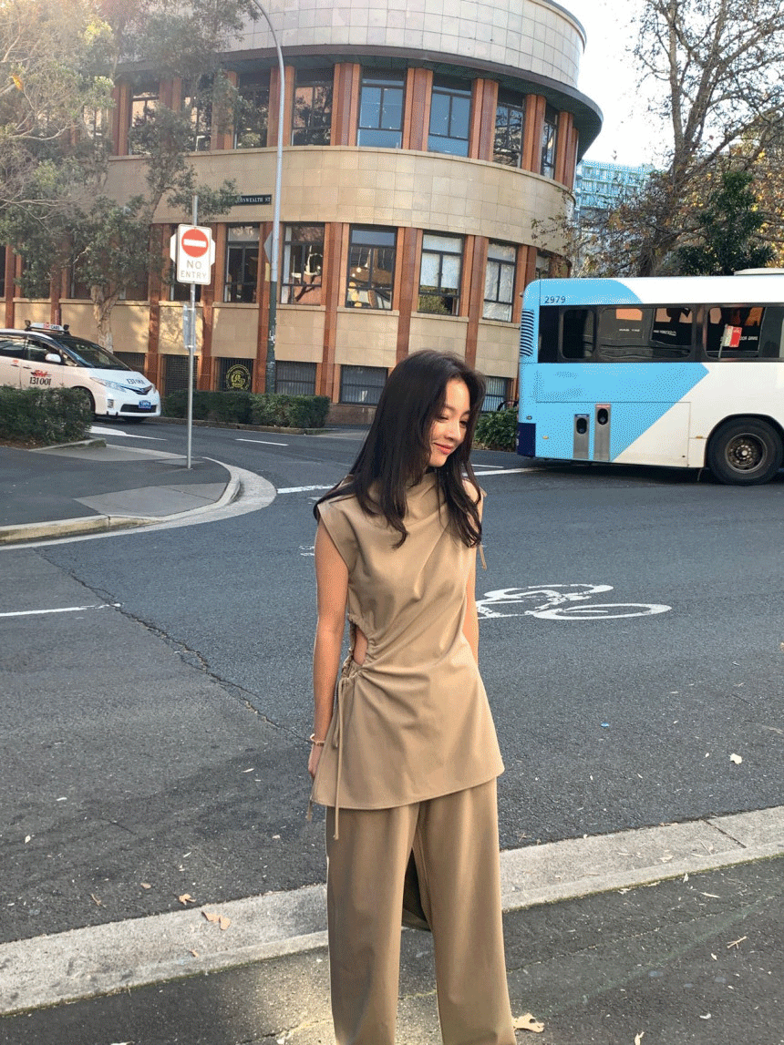 샵보애 underson 언더슨 홀 탑 슬리브리스 스트링 옆트임 언밸런스 민소매 블라우스 bl (2col)