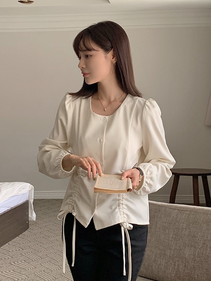 리리앤코 브온첼 라운드넥 스트랩 세미크롭 블라우스 가을 신상 자체제작 가을룩 데일리룩 데이트룩 출근룩 오피스룩 하객룩 격식룩 러블리룩 캠퍼스룩 모던룩 스트랩 세미크롭 셔링