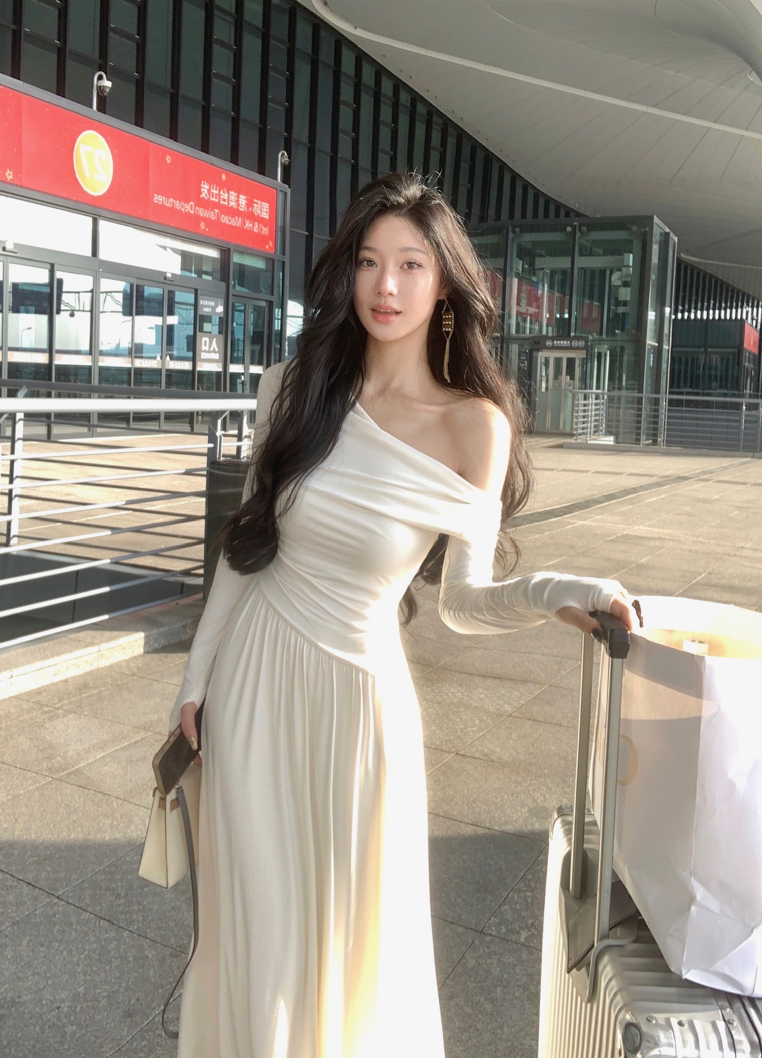 베이지하루 뒤끈 포인트러블리 여자 스윙카라 오프숄더 롱원피스 원피스 여성 드레이프 라운드넥 플레어 주름 프릴 긴팔 동남아 휴양지