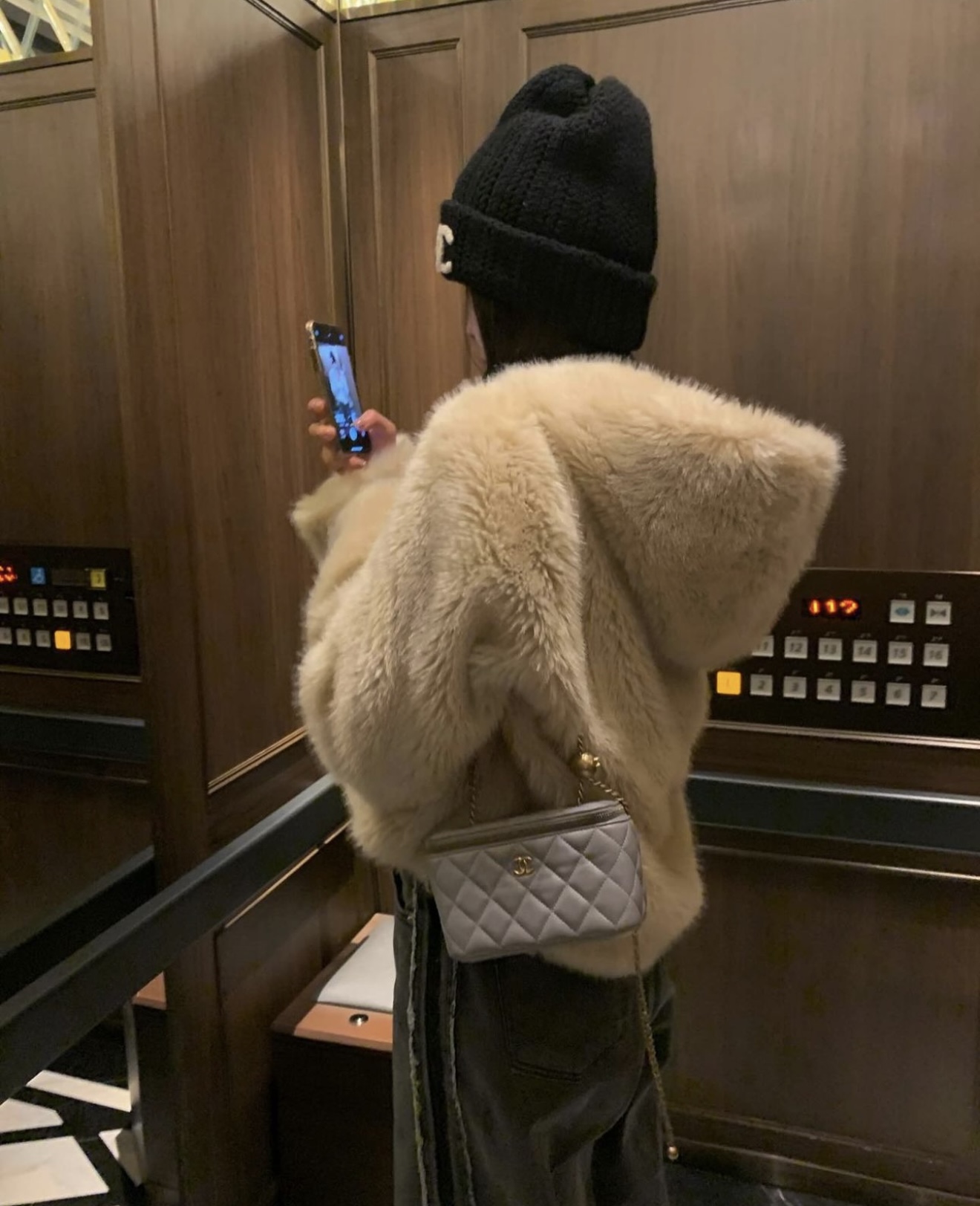 오큐페 [당일발송]포스터 밍키 후드 퍼 자켓 (2col) poster 무스탕