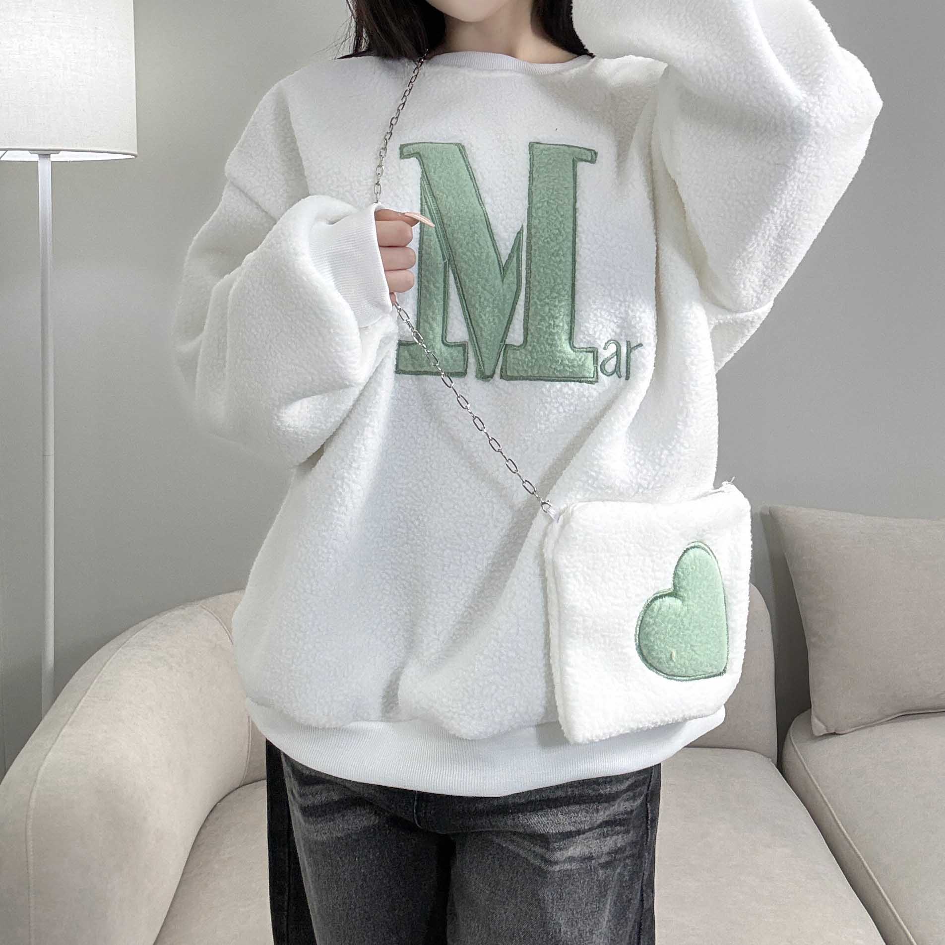 원트 [무료배송 ][맨투맨+가방SET/2col] 라운드넥 오버핏 양털 뽀글이 맨투맨 가방 세트 (2colors)