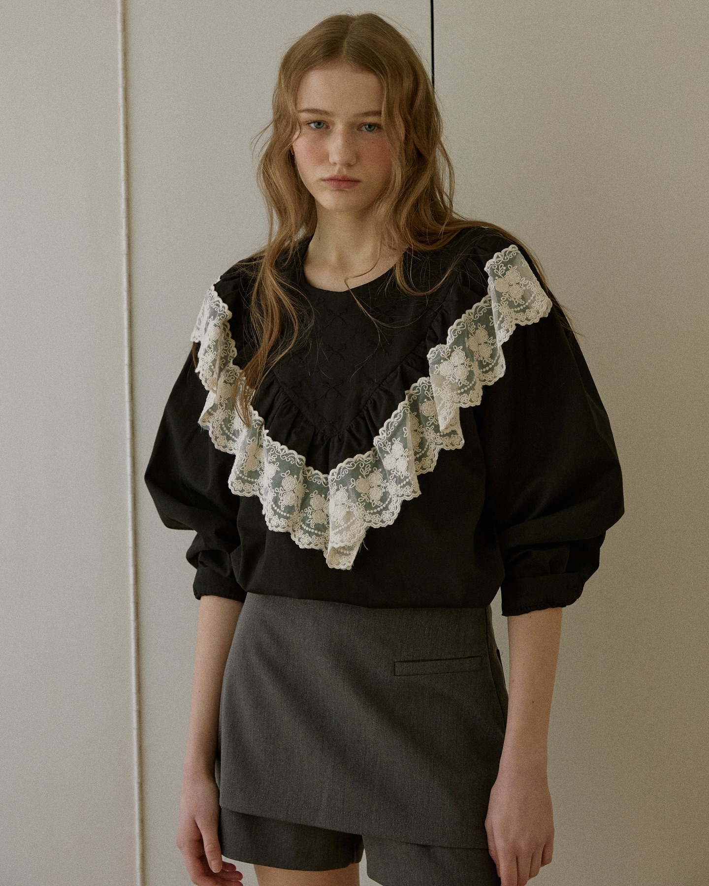 지니즈 25ss 로즈마리 프릴 블라우스 (2color)