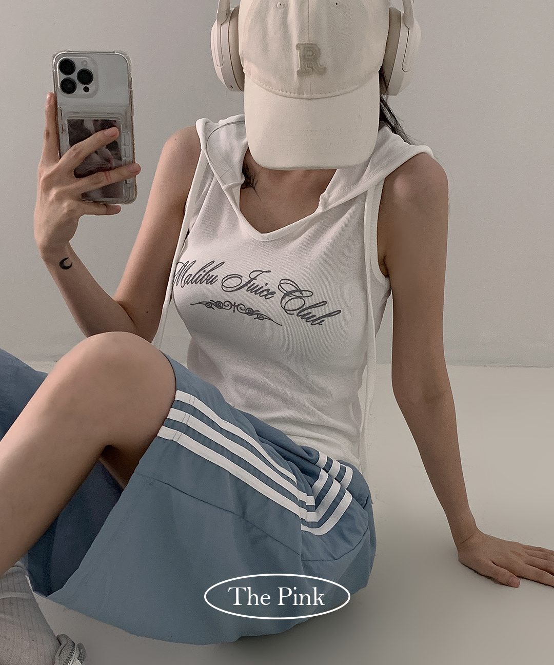 더핑크 [힙한무드/y2k!] 어즈 슬림핏 레터링 세미 크롭 후드 나시 (4color)