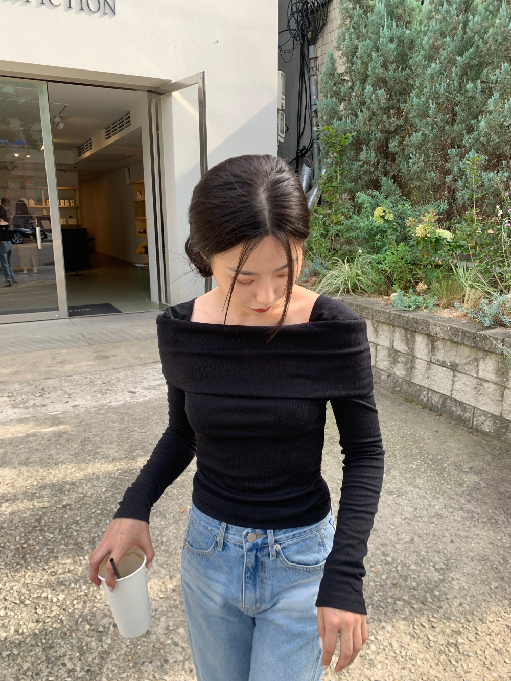 {Best} half off-shoulder t-shirt (2color)