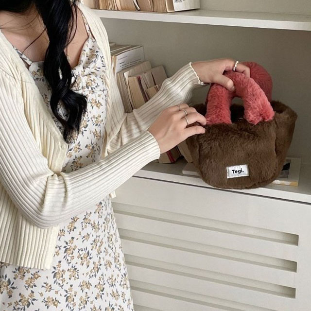 다미님 7컬러 퍼 미니백 양털 뽀글이 스퀘어 폼폼이 기모 겨울 패딩 가방 크로스백 숄더백 핸드백 토트백 귀여운 복조리 체인 퀼팅 누빔 가죽 하객룩 연말룩 니트 배색 무지