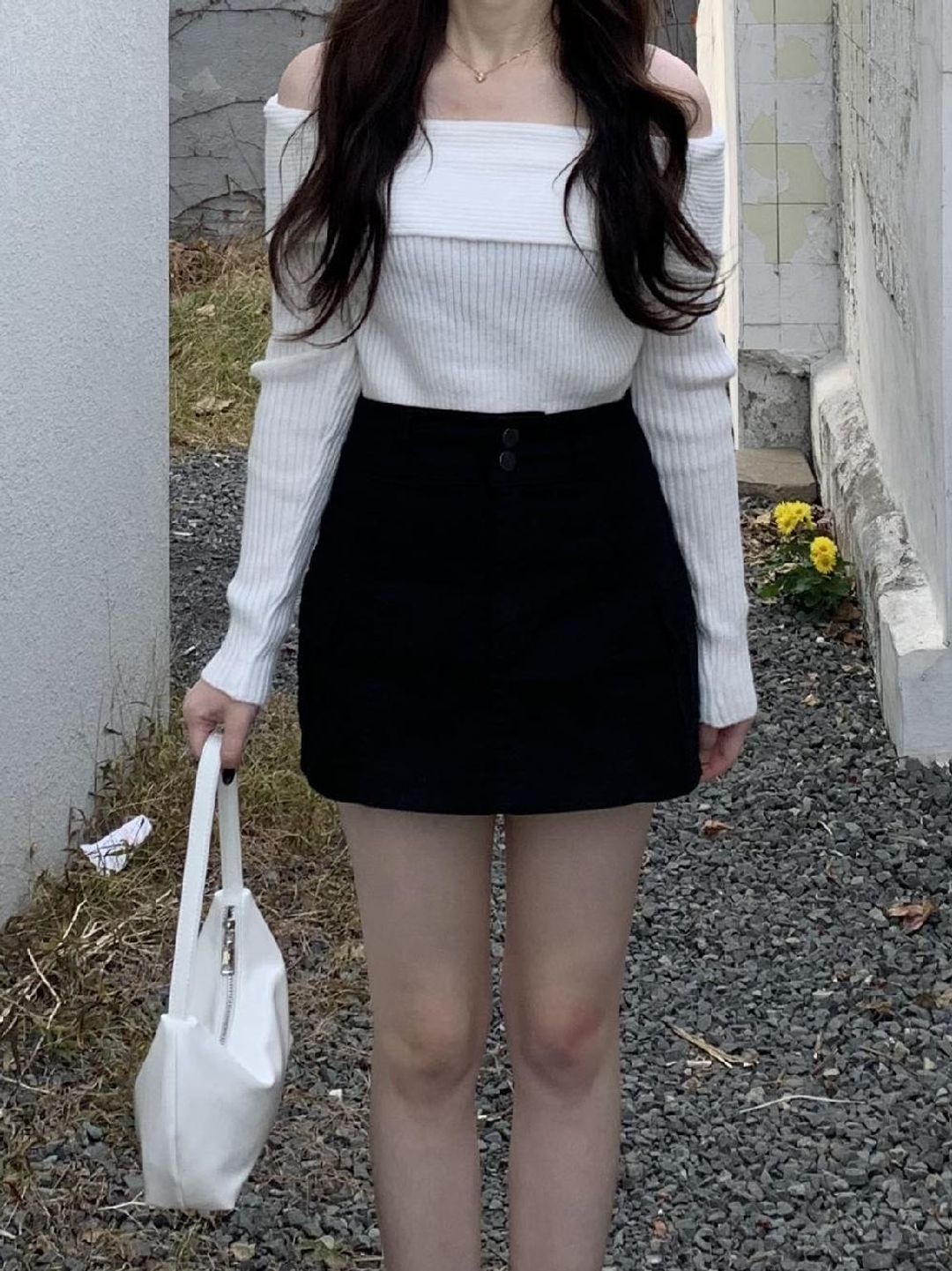 화이트 차콜 오프숄더 골지 니트