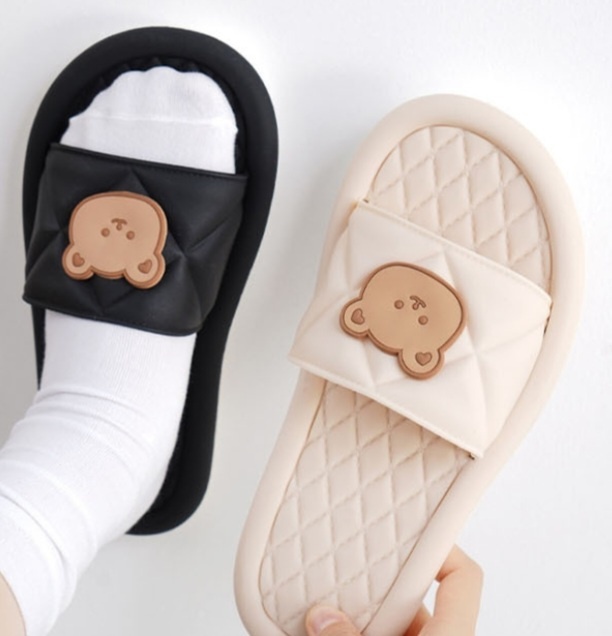 으니샵 2컬러 퀄팅곰돌이슬리퍼 Pvc 퀼팅 곰돌이 슬리퍼 여성 실내슬리퍼 실내화 사무실 봄 여름 가을 겨울 실내 욕실 욕화 오픈슬리퍼 학생슬리퍼 여성슬리퍼 여자슬리퍼 데일리