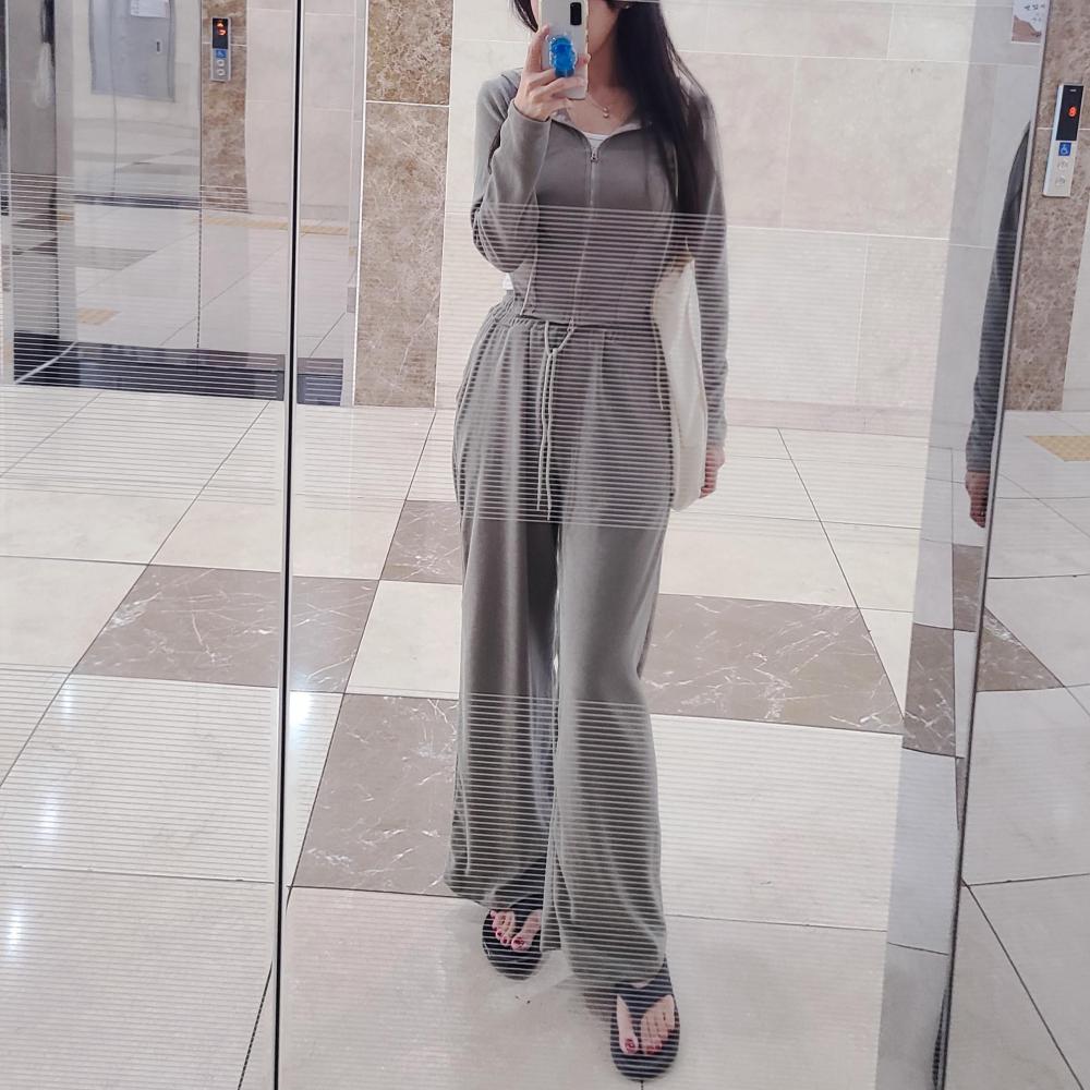 로이스제이 몸매보정 세미크롭 투웨이 집업 트레이닝 세트 잔잔한 골지 패턴과 차르르 흐르는 핏감 바스트는 글램하게 허리는 개미처럼~ 완성되는 여성스러운 트레이닝복 와이드한