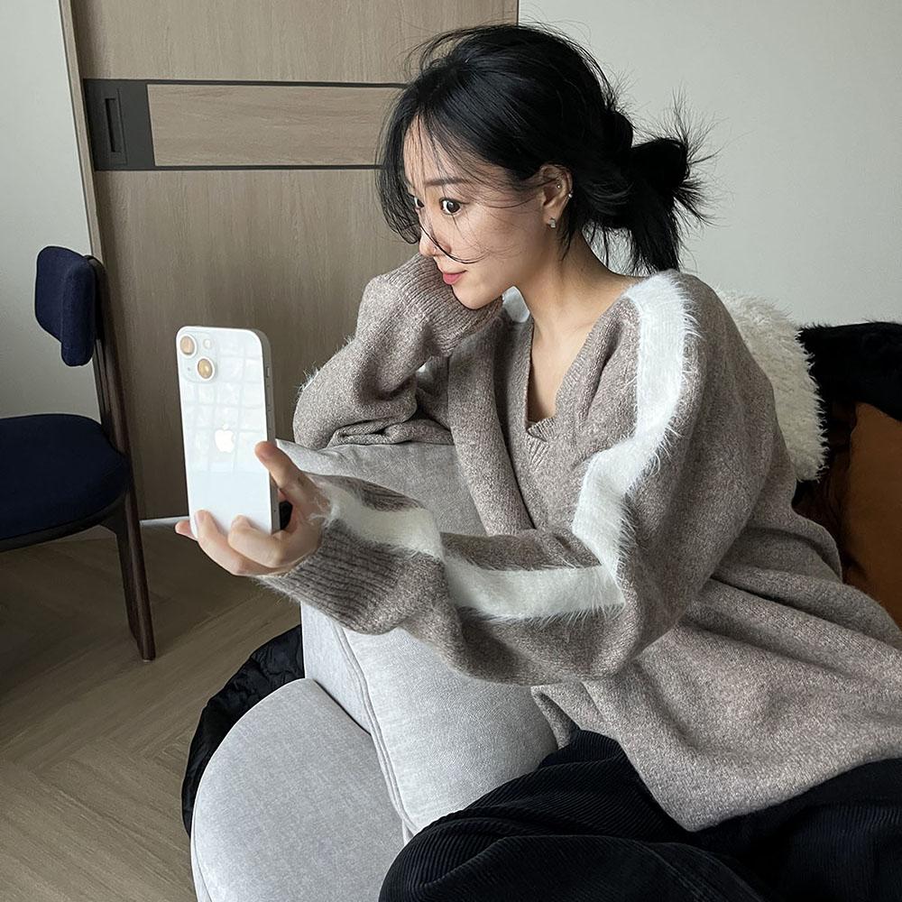 워즈웨잇앤씨 [MD추천/BEST] 라인 포인트 브이넥 니트 (2color)