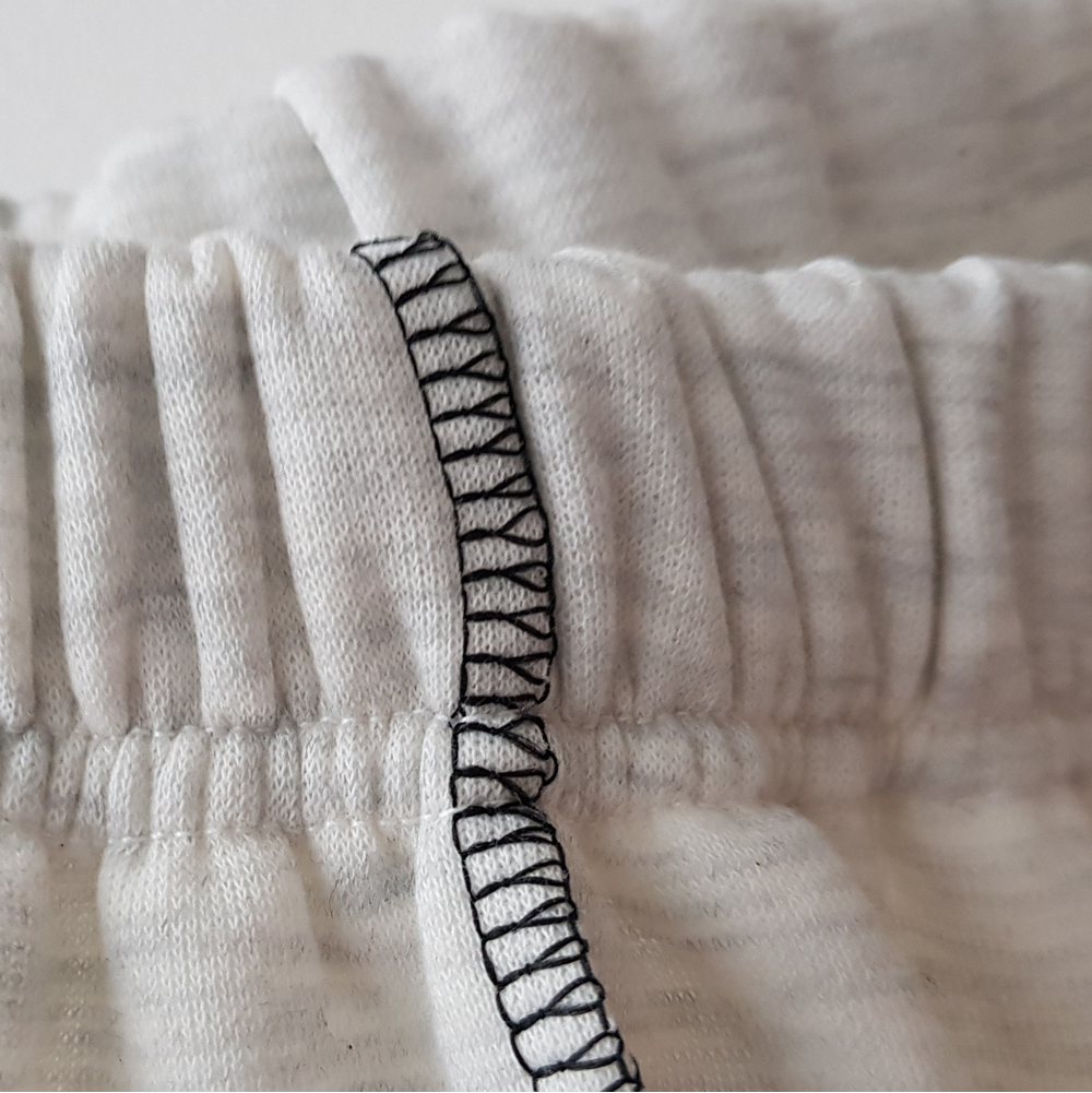 꾸안꾸오버록set 심플 레터링 프린트 오버로크 디테일 기모 크롭 후드 맨투맨티셔츠 따뜻한 밴딩롱팬츠 핀턱 와이드팬츠 투피스 겨울 데일리 트레이닝복 추리닝세트