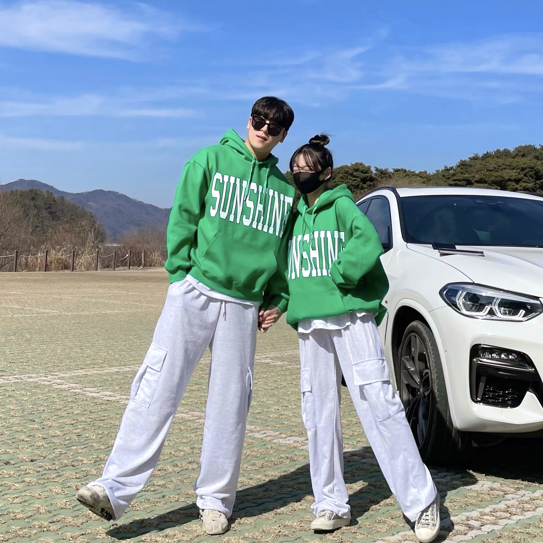 비바블 고퀄핏보장코디세트 선샤인 후드티 벌룬 카고 와이드 스트링 조거 팬츠 스웻 트레이닝 세트 투피스 커플 커플룩 시밀러룩 레터링 남녀공용 꾸안꾸 오버핏 봄 가을 겨울