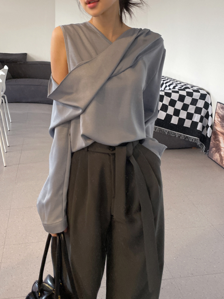 홀딩 어깨 트임 오프숄더 사선 랩 드레이프 실키 블라우스