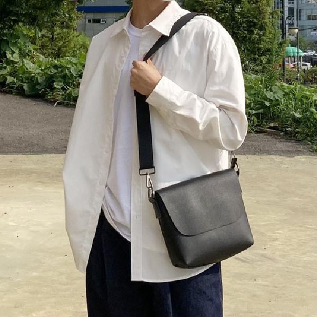 여자 남자 레더 미듐 크로스백 보세 학생 블랙 메신저백 옆으로매는가방 가죽 가방