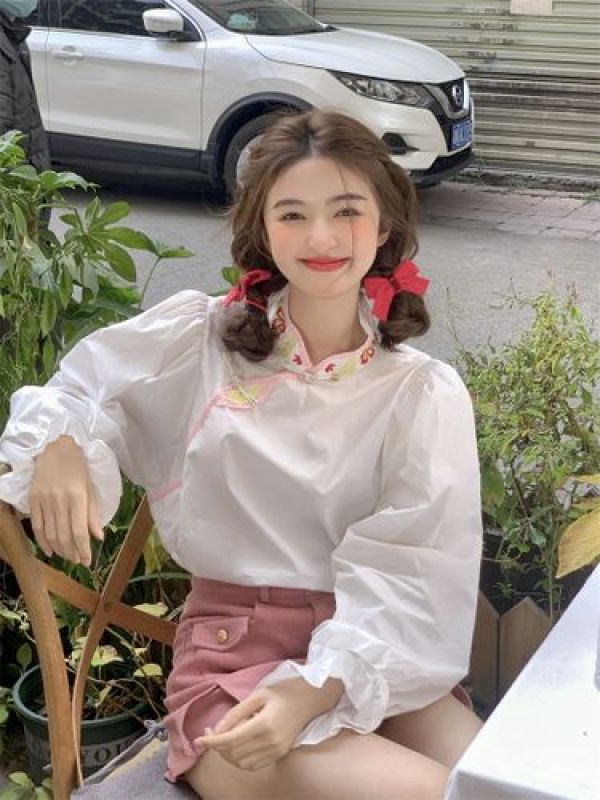 여자 하이넥 차이나 플라워 자수 라인배색 사선 셔링 퍼프 러플 벌룬소매 화이트 블라우스