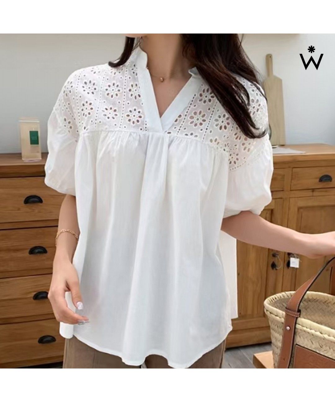 포스티 브이 트임넥 플라워 펀칭 셔링 블라우스 Wiaabl121