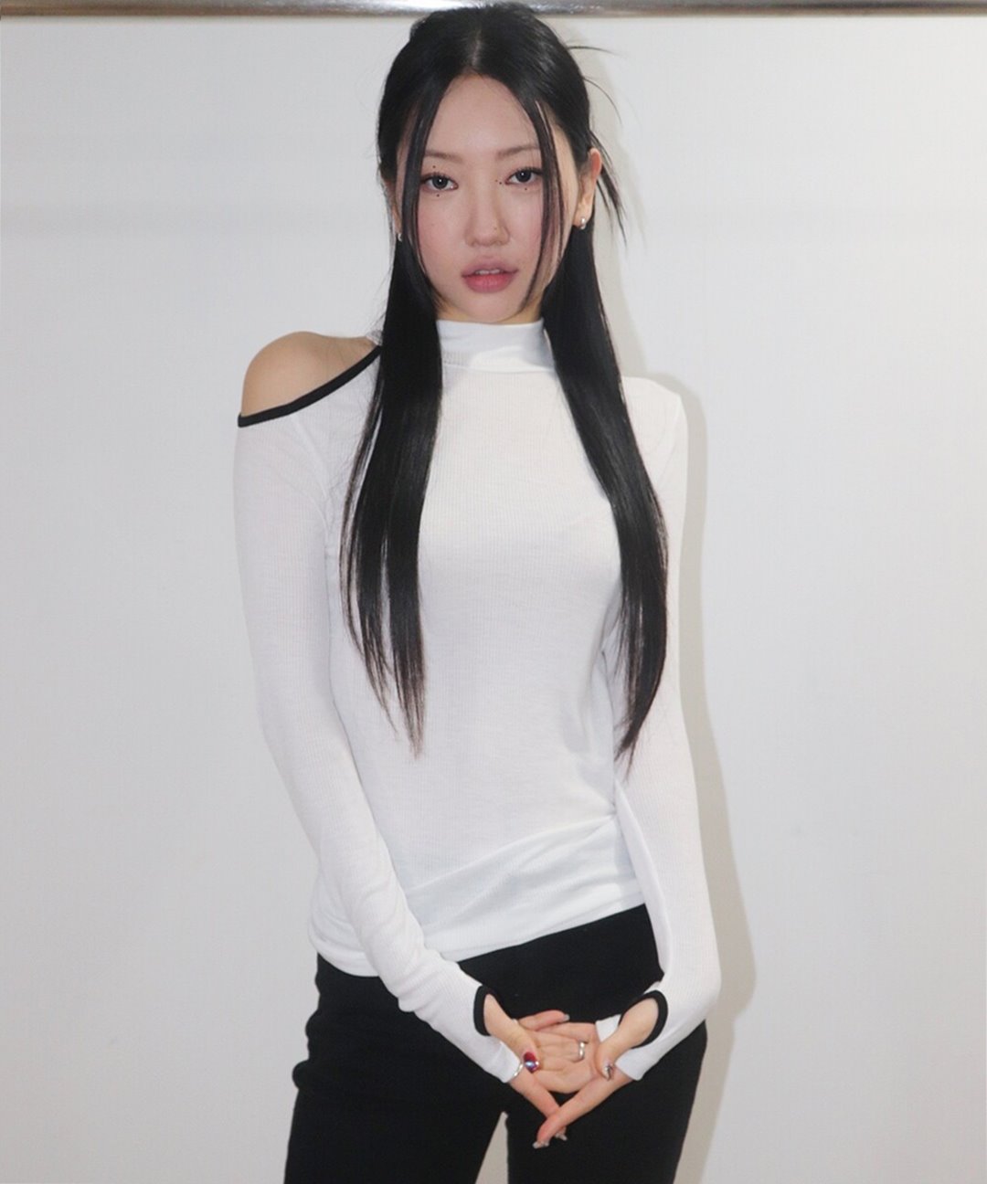 오브이 라인 하프넥 시스루티 / line half neck T