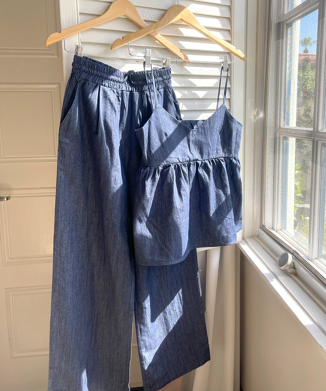 데인티 🌱세트 가격 And 최저가보장🌱 브루클린 투피스 슬리브리스 여름 민소매 슬리브리스 끈 나시 탑 논페이드 생지 데님 밴딩 일자핏 팬츠 투피스 세트