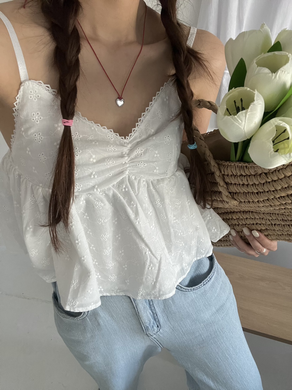 플루디 (당일/무배) 펀칭 플라워 자수 플레어 끈 나시 블라우스 / 끈조절 O