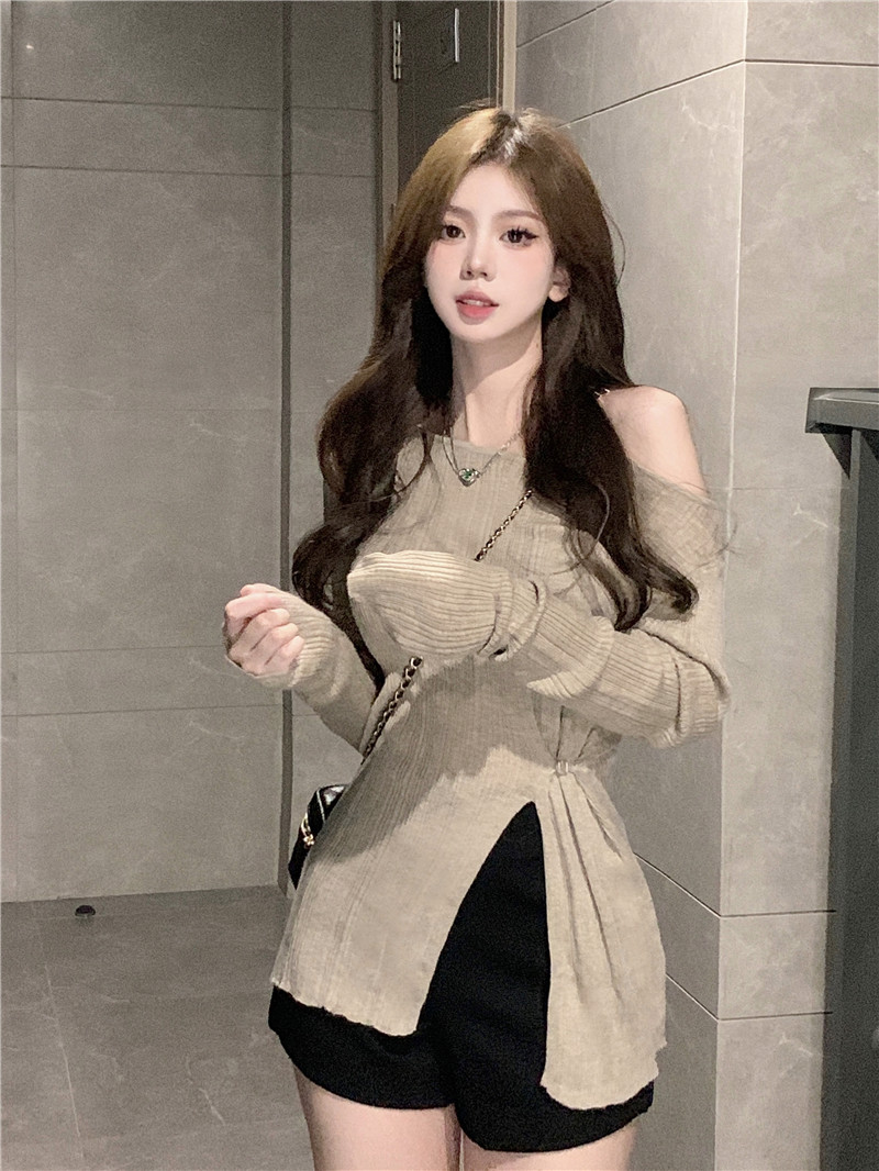 코디드 데일리 베이지 오프숄더 플리츠 주름 스판 편안한 긴팔 허리강조 유니크 트임 어깨트임 이너티 여리여리 스킨톤 섹시룩 청순 페미닌 일자어깨 오프숄더티 간절기 봄 글래머티 여행룩