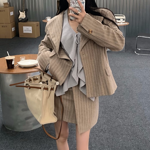 아르세느 코디세트브이넥 프릴 루즈핏 니트 티셔츠스트라이프 싱글버튼 캐주얼 자켓언밸 크로스 랩 스트라이프 미니스커트 세트