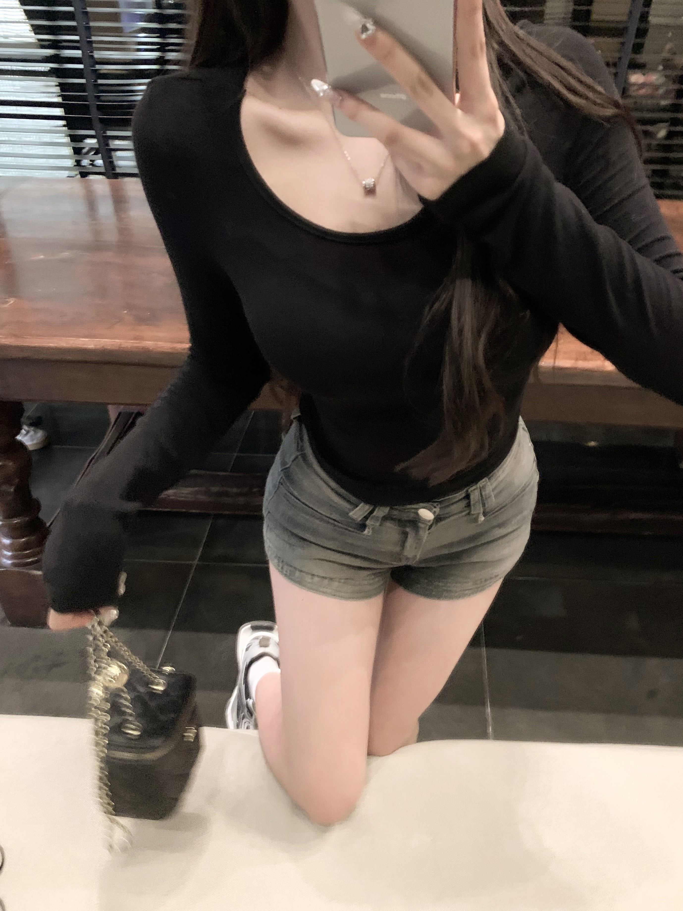 오디 [2col/반전뒷태/섹시글램]뒷트임꼬임긴팔티셔츠탑 Selfie