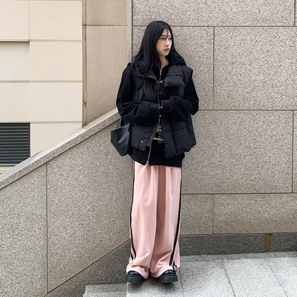 메가플레이스 오버핏3컬러 사선 포켓 박시 패딩조끼 패딩베스트 조끼점퍼 조끼패딩 가을 겨울 간절기 아우터 루즈핏 박시핏 점퍼조끼 하이넥 다운패딩 캐주얼룩 데일리룩 스쿨룩 출근룩