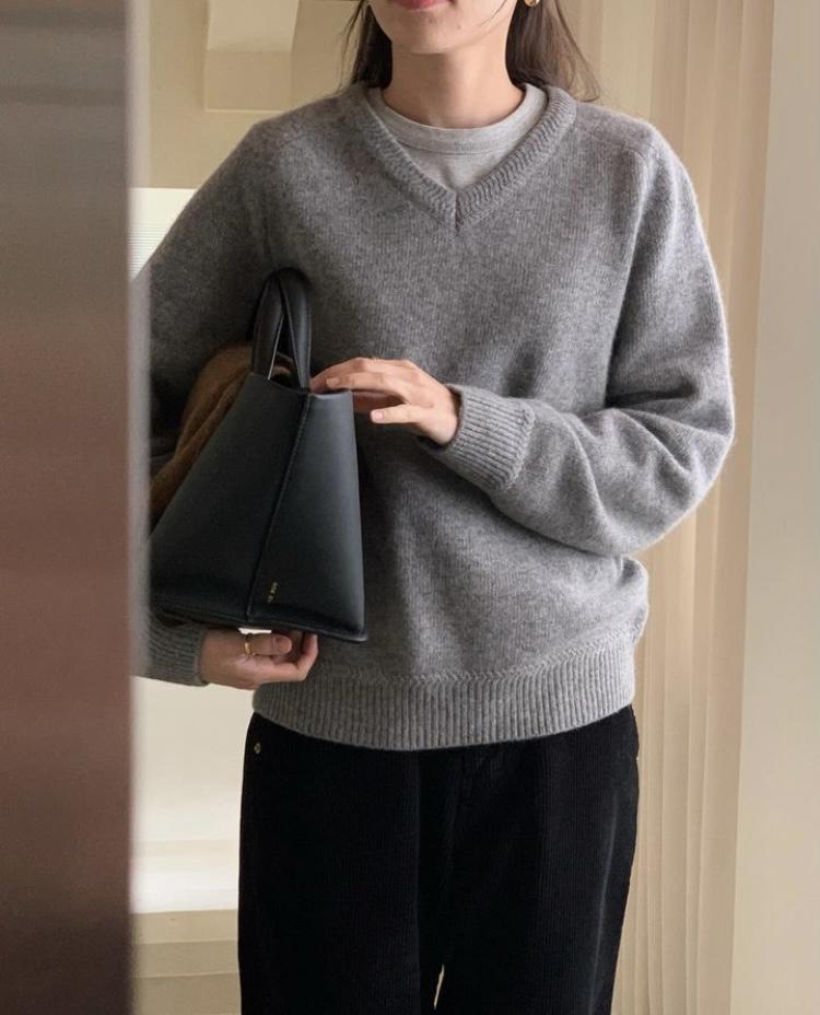 아파트먼트프라토 [DAMBER] 디엠버 헤링 캐시 새들 니트 울 브이넥 nt (5color)