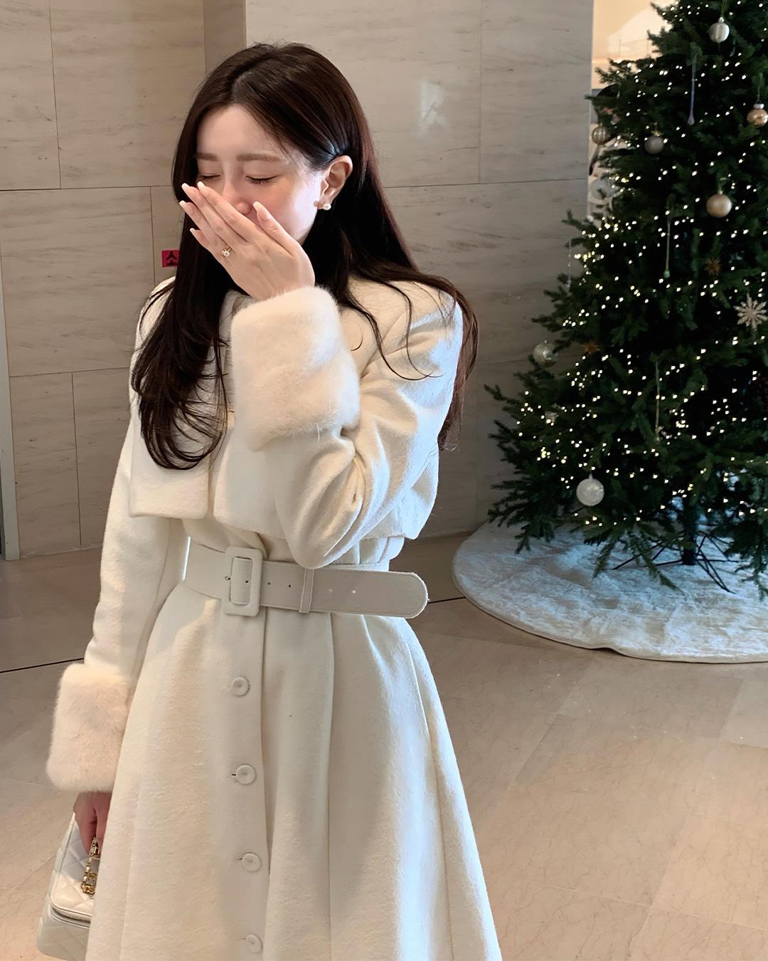 델리썸 premium 스노우 소매 퍼 벨트 플레어 울 코트 2col