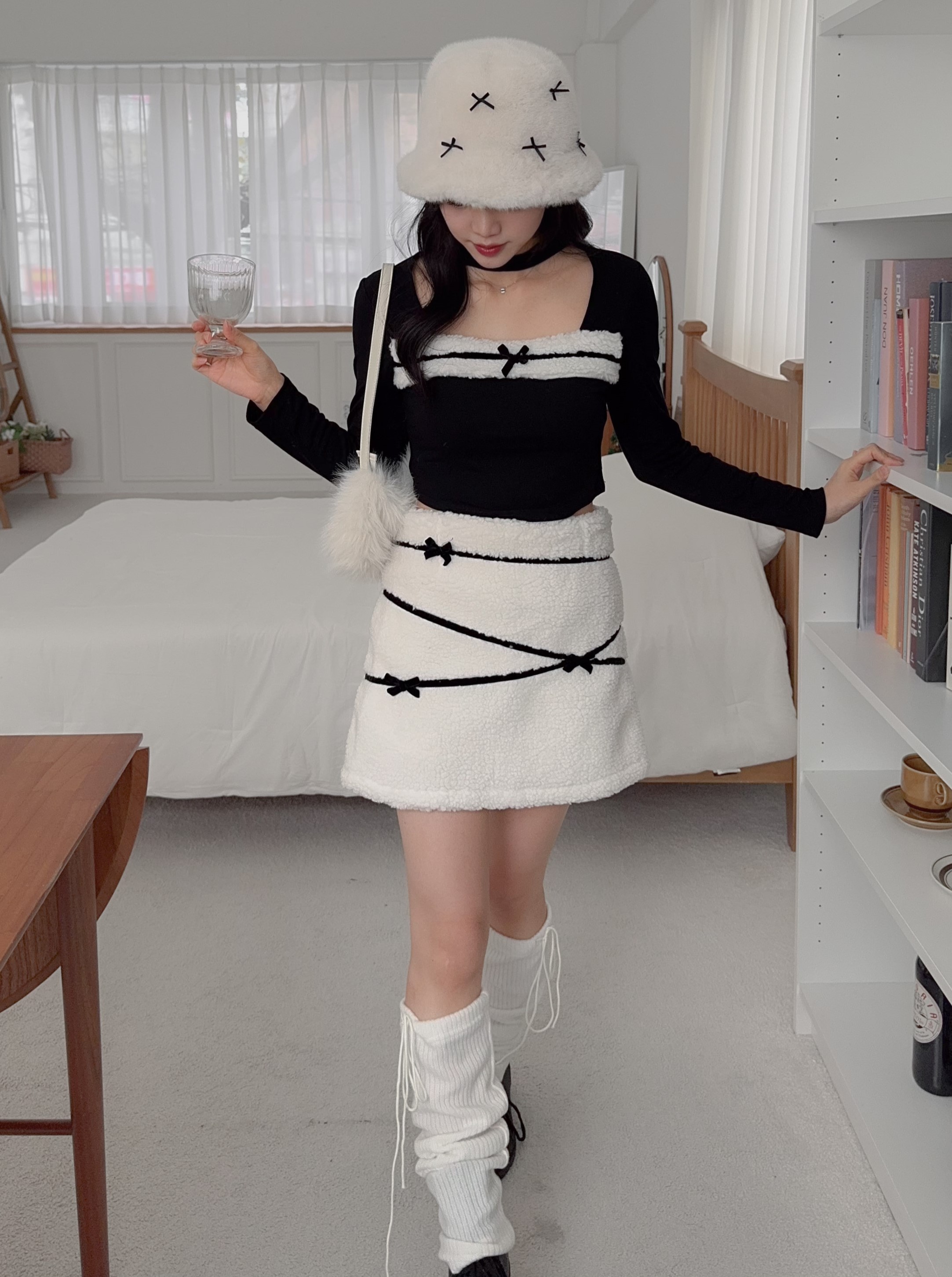 하프닌 세트단품 하디스 리본 블랙 화이트 배색 양털 뽀글이 초커 슬림핏 크롭티 여리 여리핏 A라인 미니스커트 발레코어 연말룩 러블리 유니크 셋업 투피스