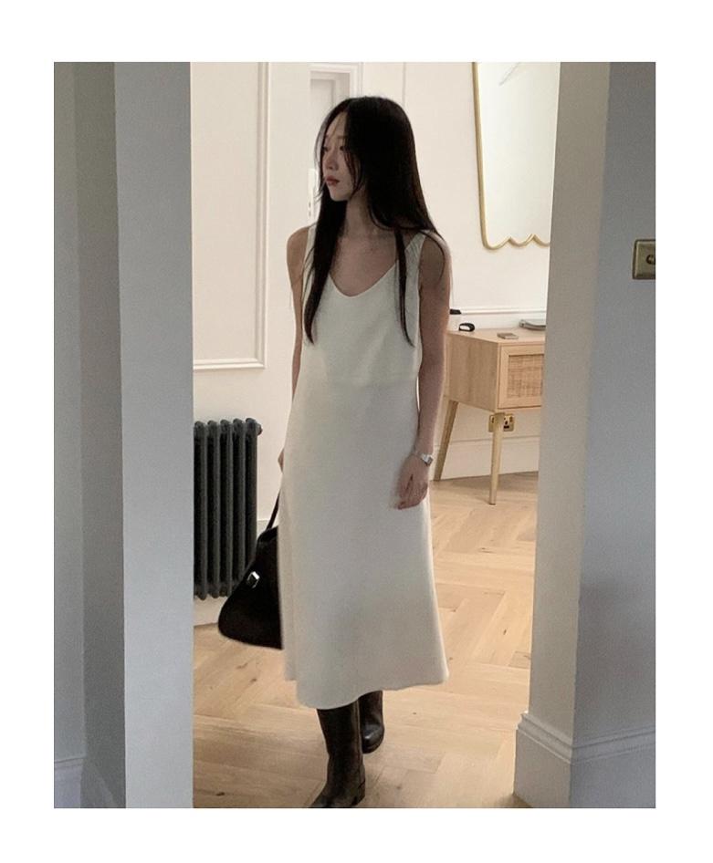 비엔느 [쿠폰] Jinsim 진심 하디 드레스 브이넥 슬리브리스 롱 원피스 (2colors)