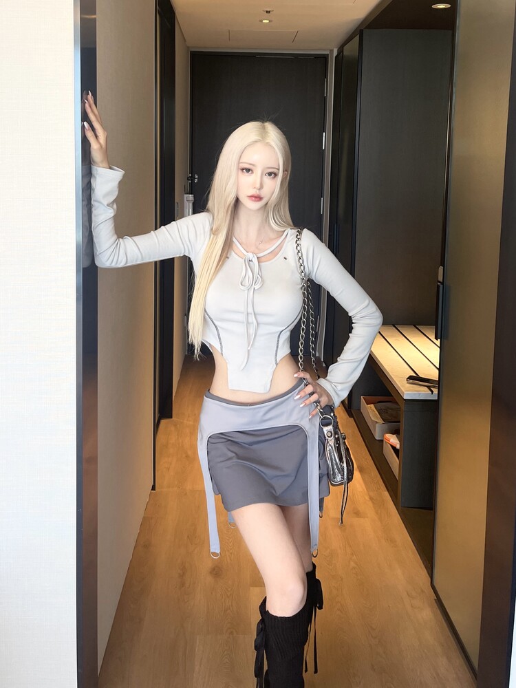 서우 1208. Eyelet ribbon curved crop T (2color)