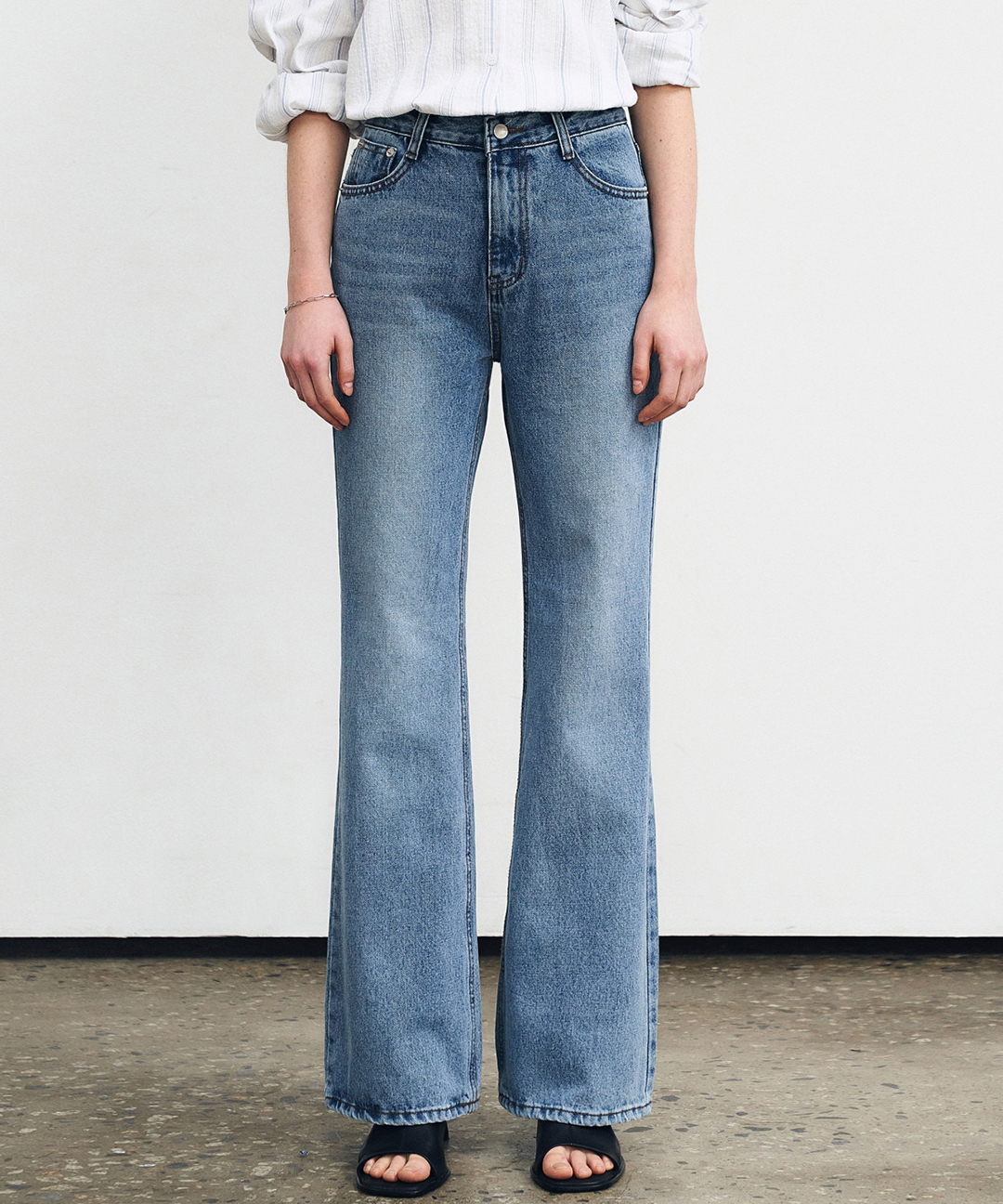 로에일 LW224 에센셜 세미 부츠컷 라인 데님 팬츠