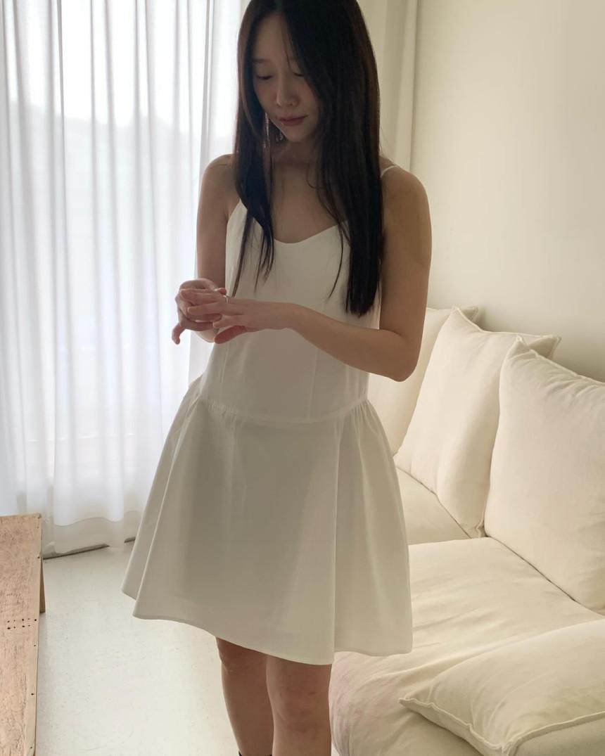 바이안 검 당일 / jinsim 진심 로지 원피스 끈나시 브이넥 플레어 레이어드 미니 ops (2 color)