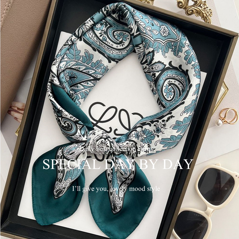 데일리나인 무료배송 Dn9ne 여자 페이즐리 패턴 쁘띠 사각 스카프 가방끈 장식 실크스카프 사각스카프 봄스카프 쁘띠스카프 여성