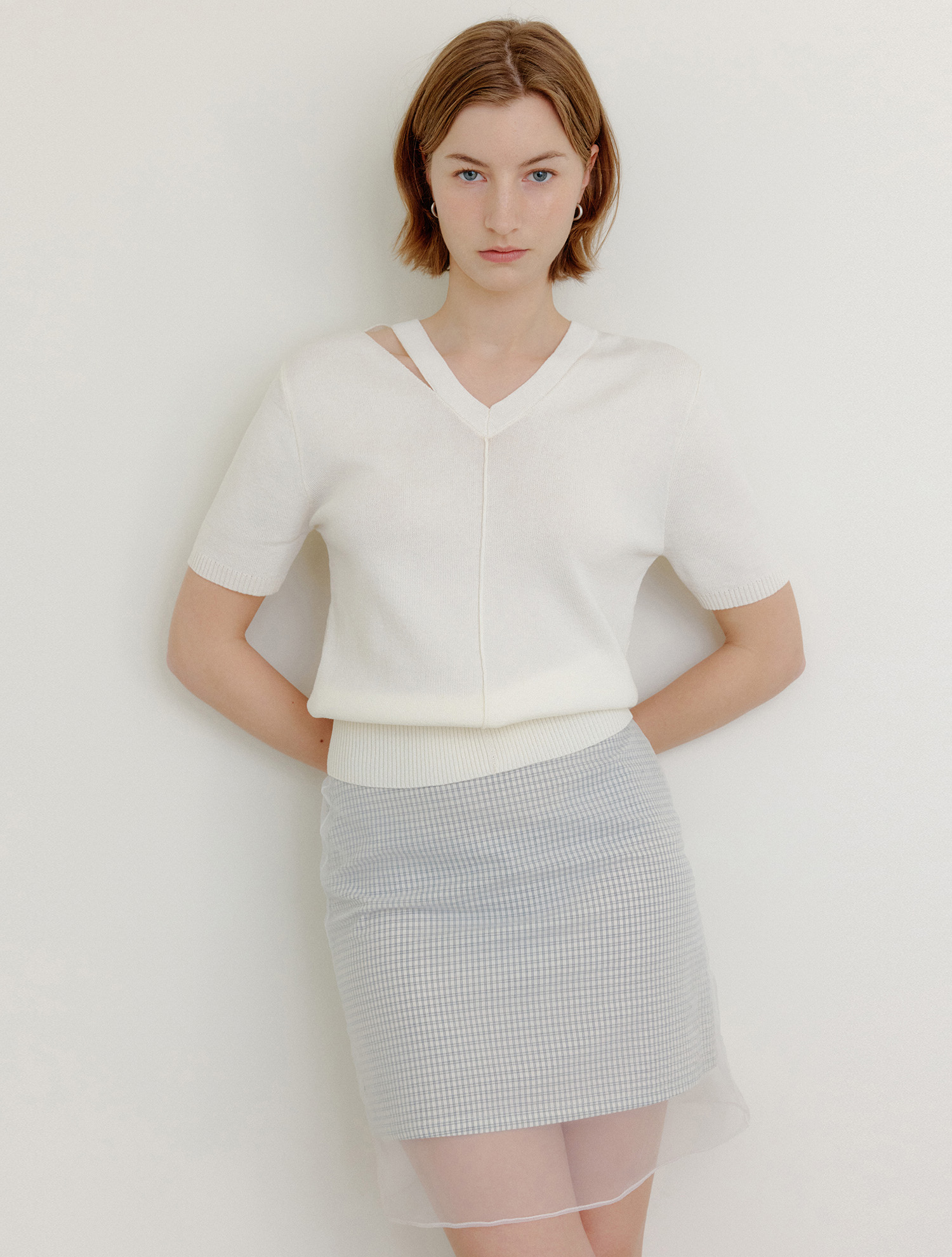 룩캐스트 사라 컷 아웃 니트 탑 / SARAH CUT OUT KNIT TOP_3colors