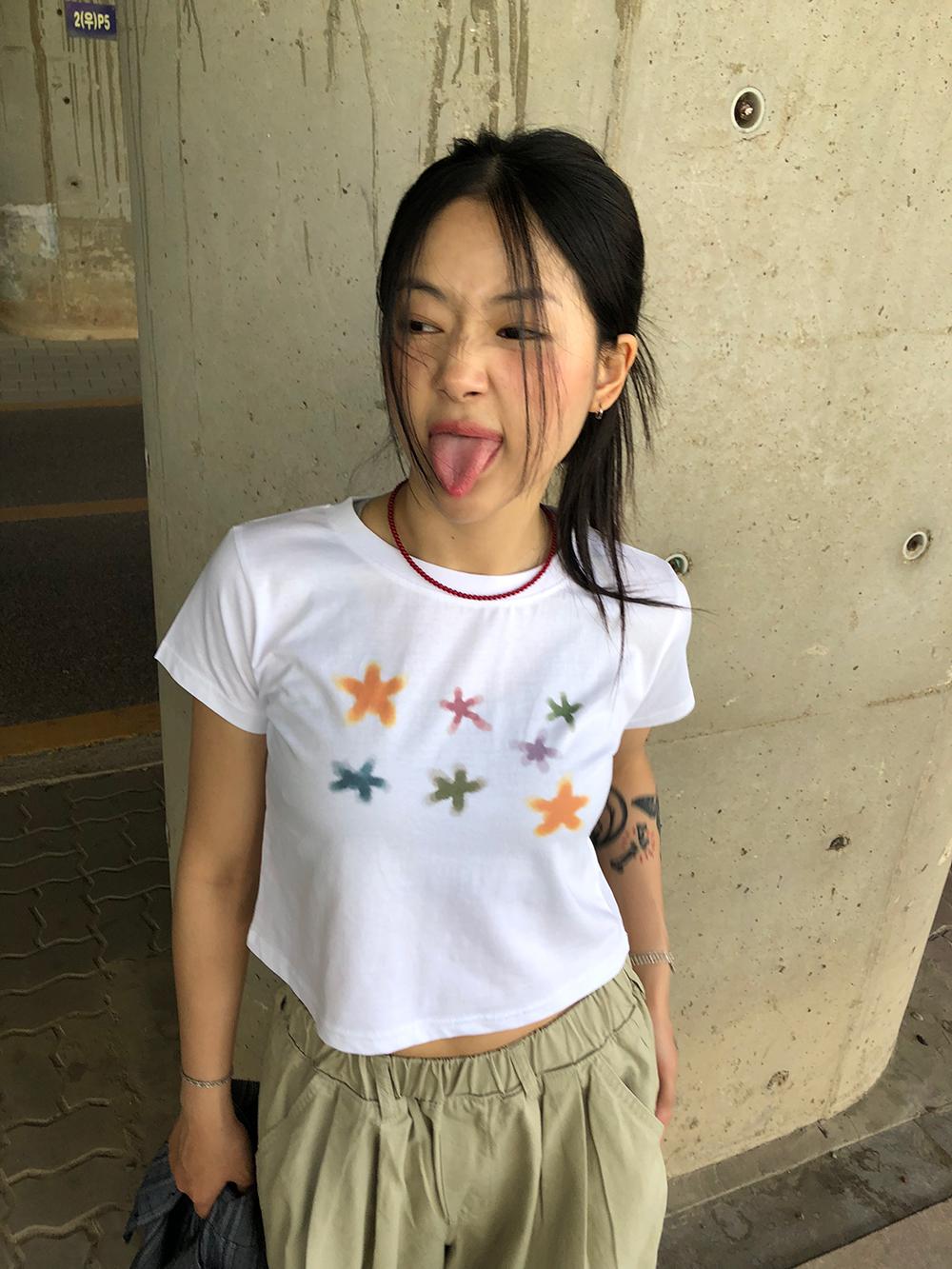 써니데이나이쓰 [MD pick!] (2 color) 플라워 가든 세미 크롭 반팔 티셔츠 Flower Garden Semi Crop Short-Sleeved T-shirt